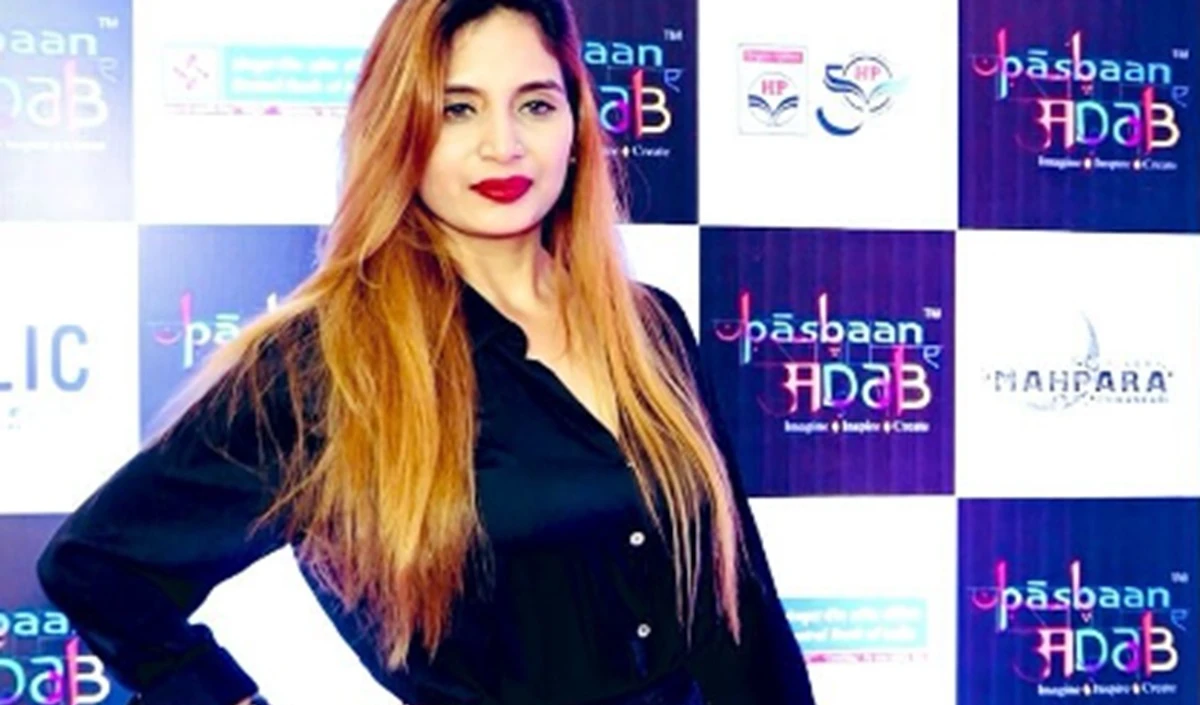 लोकप्रिय गायिका और अभिनेत्री मलिका राजपूत की सुल्तानपुर में संदिग्ध ...