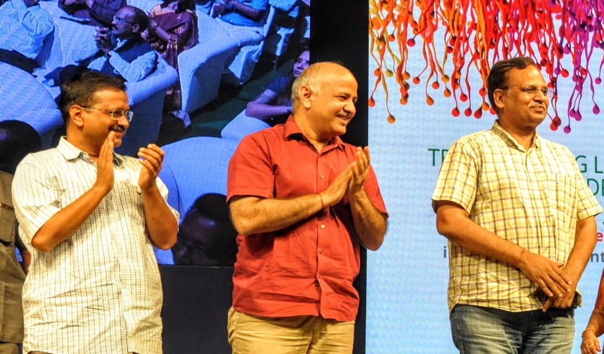 केजरीवाल-सिसोदिया खुद को स्वतंत्रता सेनानी की तरह कर रहे थे पेश ...
