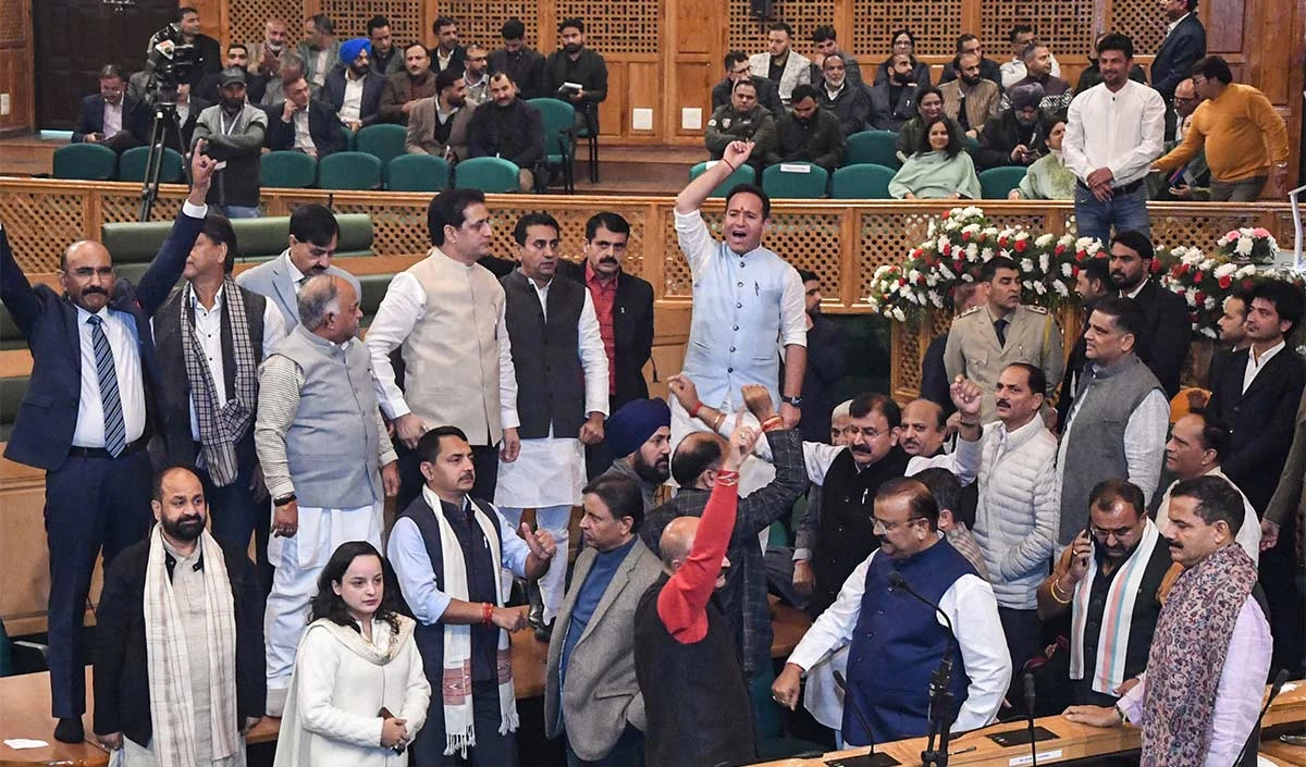 Article 370 को लेकर Jammu-Kashmir Assembly में विधायकों के बीच मारपीट ...