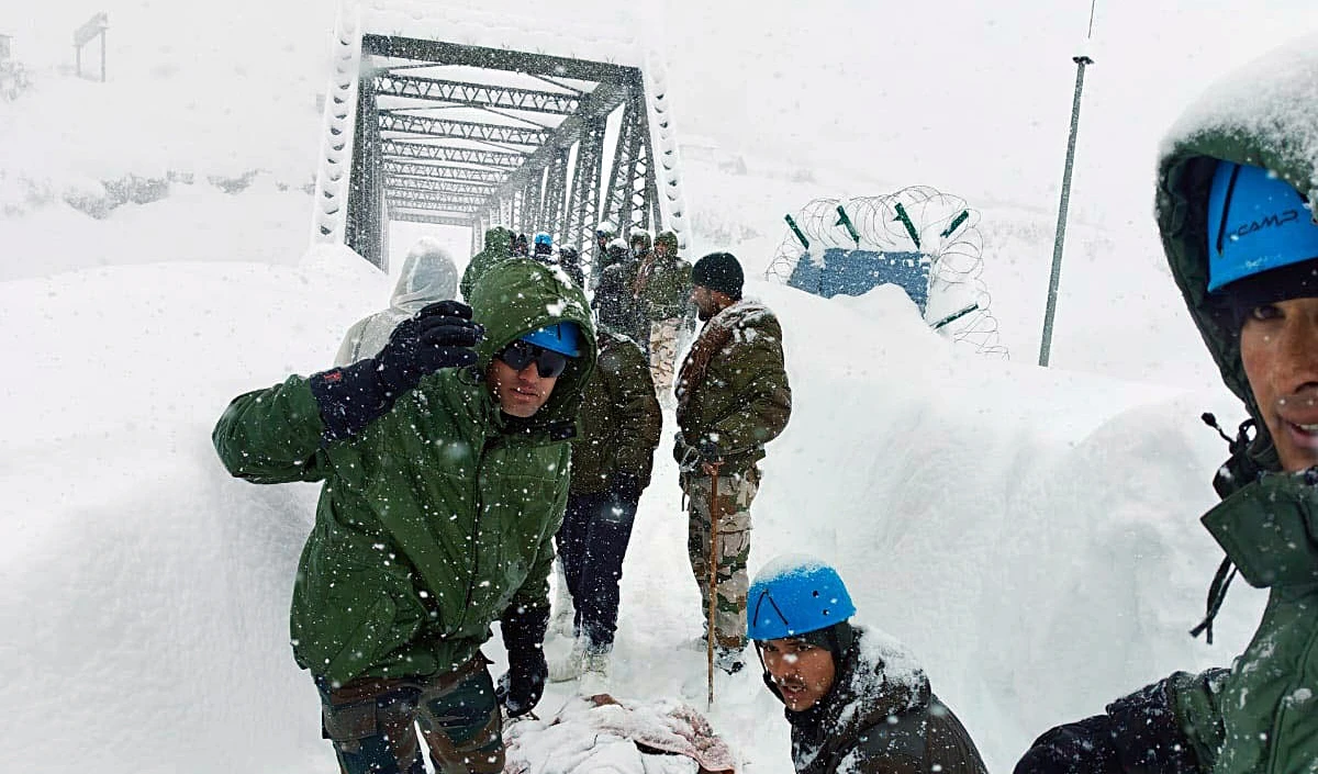 America में बर्फीले तूफान की वजह से करीब 10 हजार उड़ानें रद्द - Rasra News