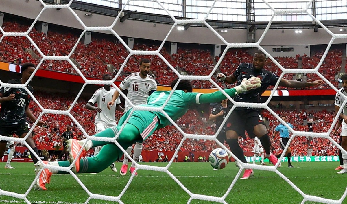 Canada से 6-0 की हार के बाद फूट-फूटकर रोया Qatar का Goalkeeper, विरोधी ...