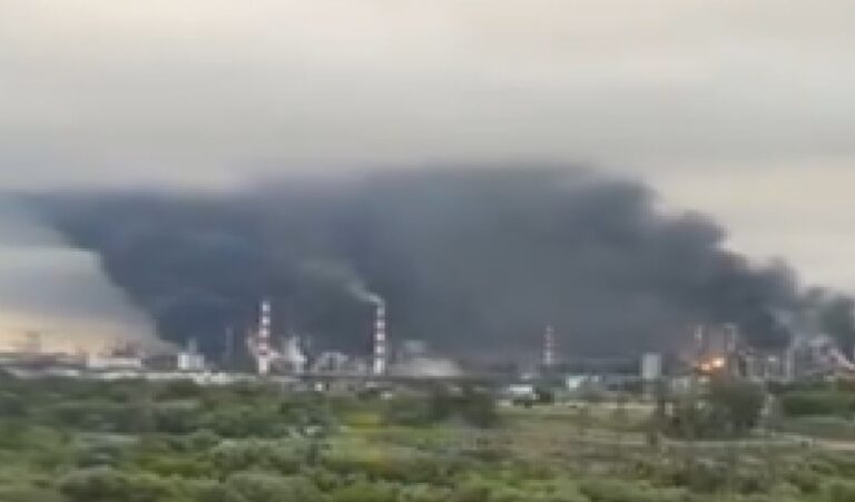Moscow की Oil Refinery पर फिर Drone Attack, President Zelenskyy बोले ...